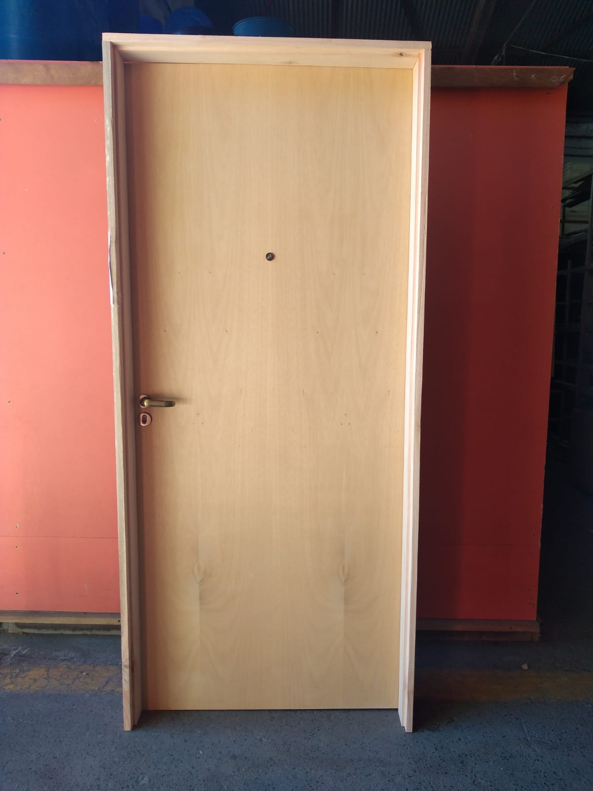 Kit Porta Madeira Tauari com Olho Mágico – Entrada de Apto – Tolle Madeiras